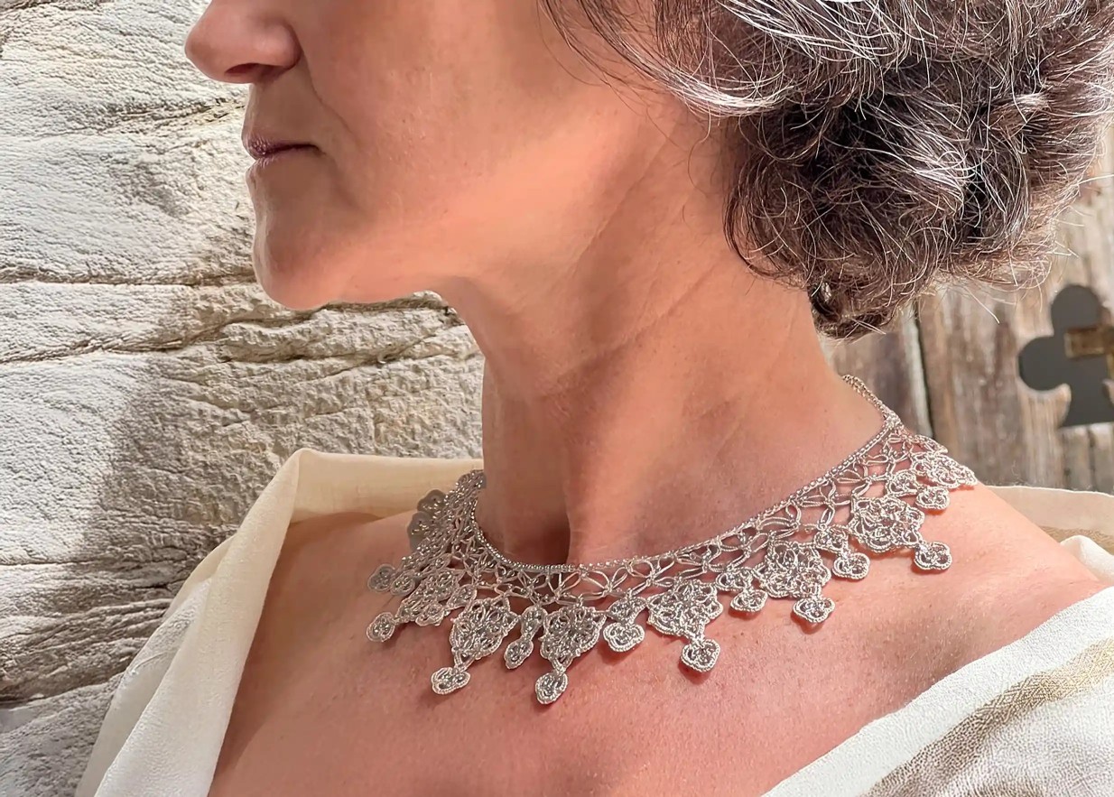 Collier textile en dentelle "Sonya", collection OYA