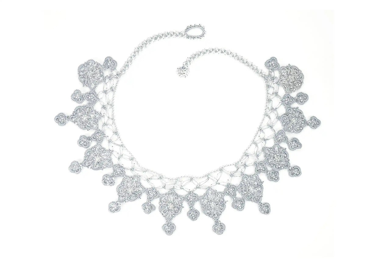 Collier textile en dentelle "Sonya", collection OYA